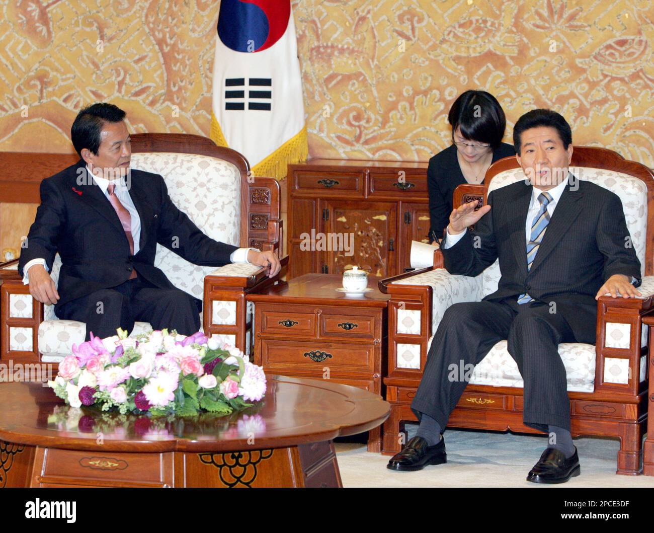 South Korean President Roh Moo-hyun, right, talks with Japanese Foreign ...