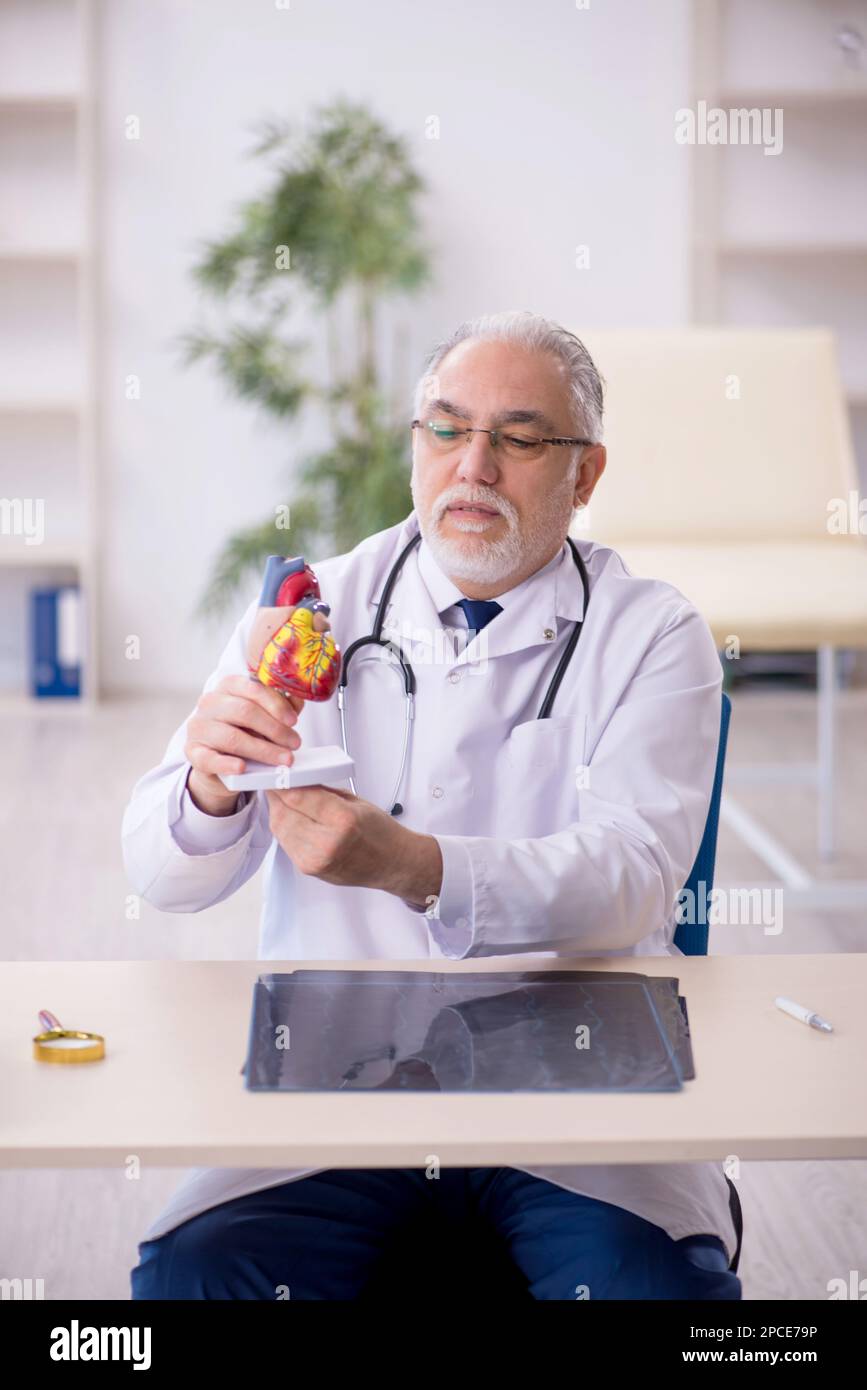 Doctor showing cardiogram old hi-res stock photography and images - Alamy