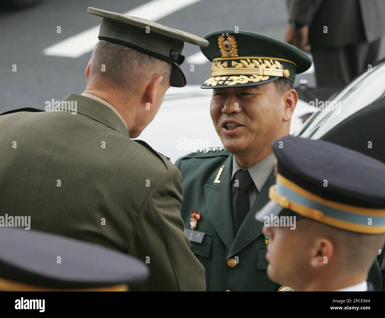 Joint Chiefs Chairman Gen. Peter Pace, left, greets South Korean Joint ...