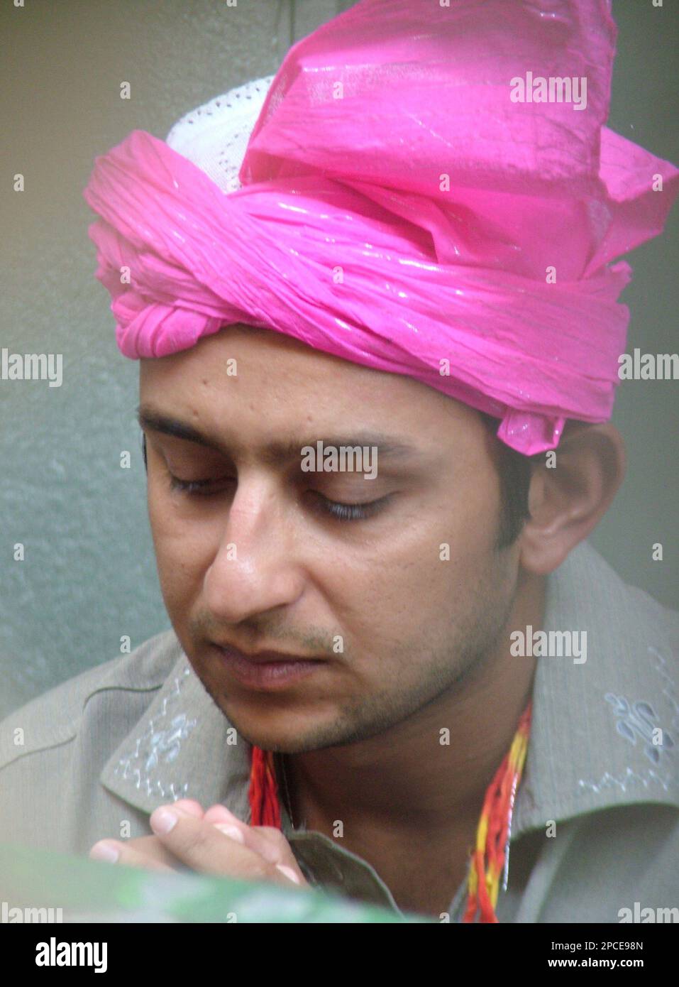 Pakistani cricketer Faisal Iqbal offers prayers at the tomb of holy ... Pakistani cricketer Faisal Iqbal offers prayers at the tomb of holy ...