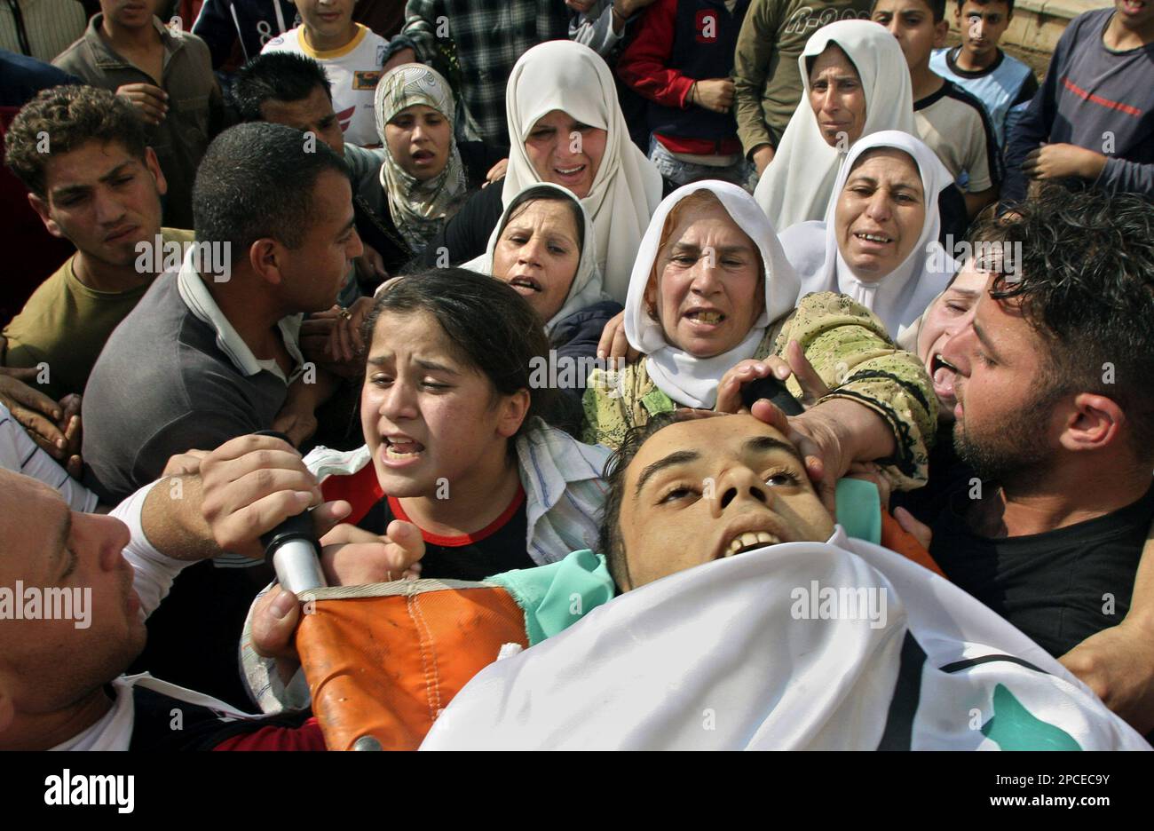 Palestinian mourners carry the body of Hani Khalil Kmeil, 20 years ...