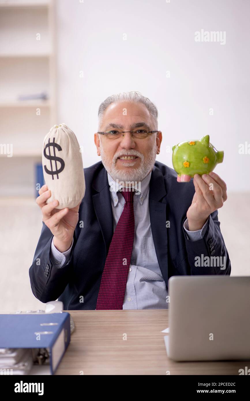 Old boss employee in remuneration concept Stock Photo - Alamy