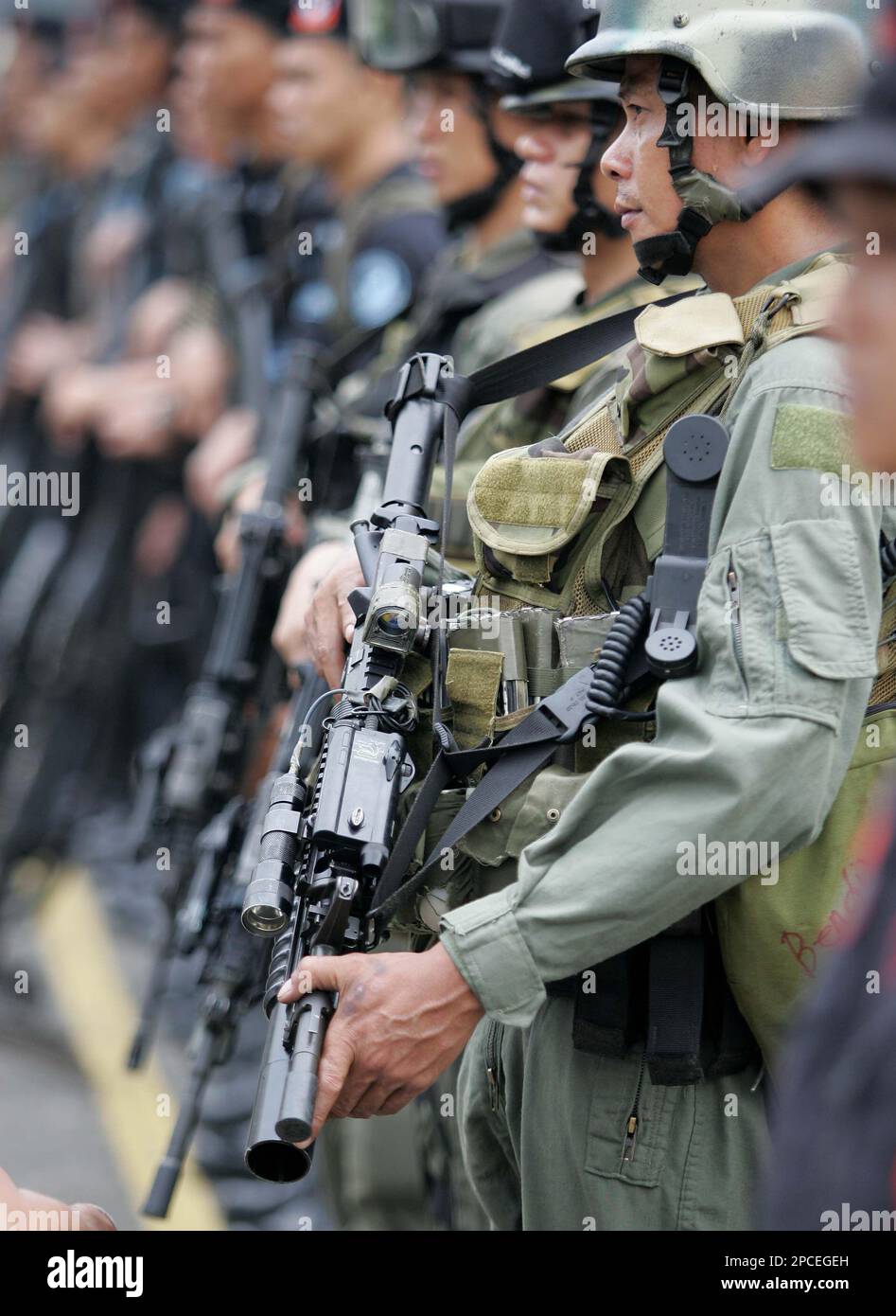 Filipino troopers stand alert during an inspection of counterterrorism ...