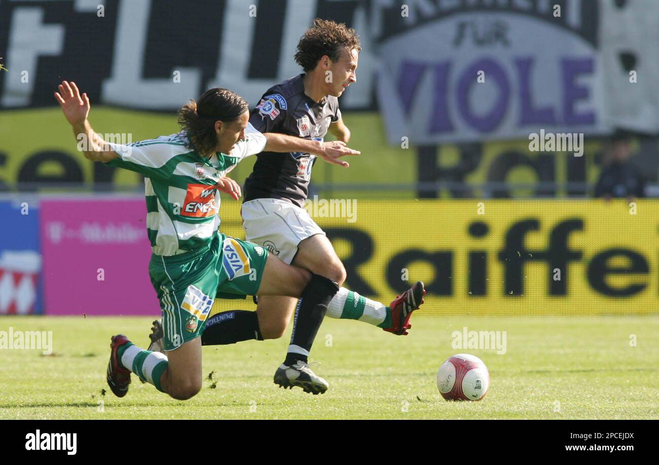 Mario Sara von Rapid und Klaus Salmutter von Sturm, rechts, kaempfen am ...