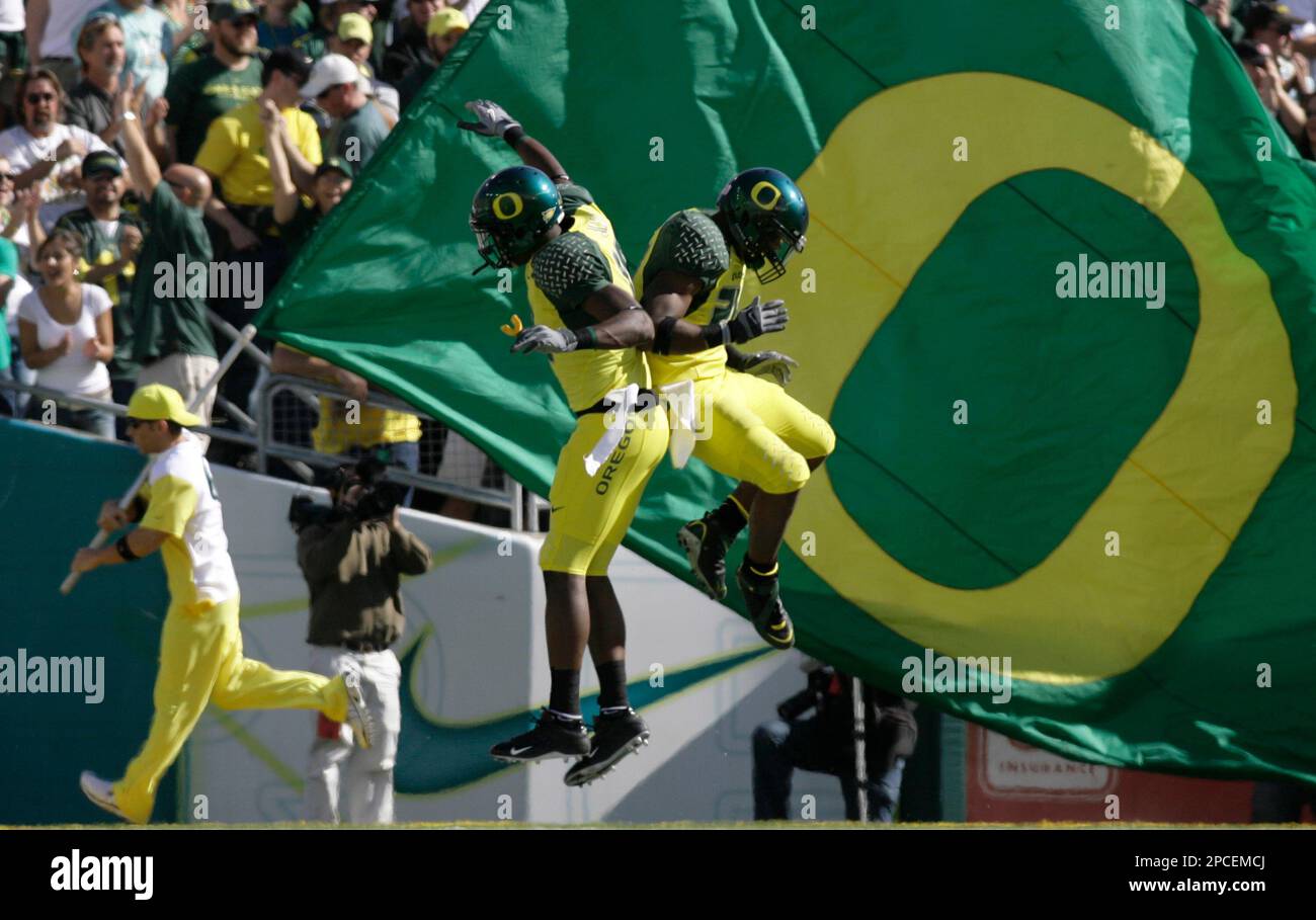 Oregon's Jeremiah Johnson, left, celebrates with teammate with James ...