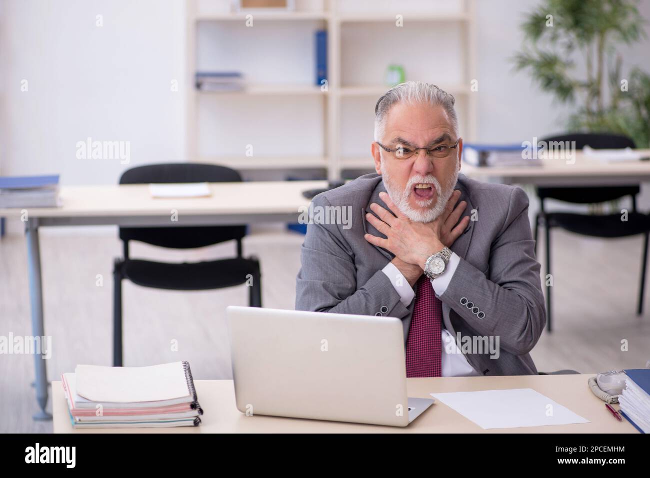Old employee working in the office Stock Photo - Alamy
