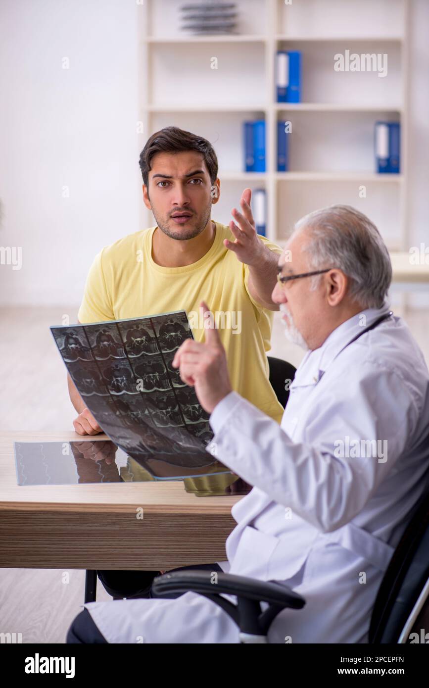 Doctor visiting patient ct scan hi-res stock photography and images - Alamy