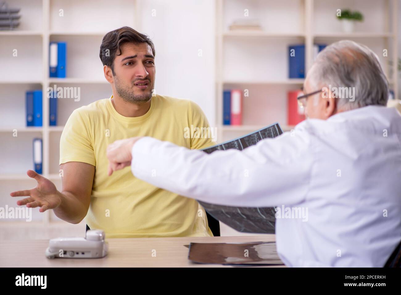 Doctor visiting patient ct scan hi-res stock photography and images - Alamy
