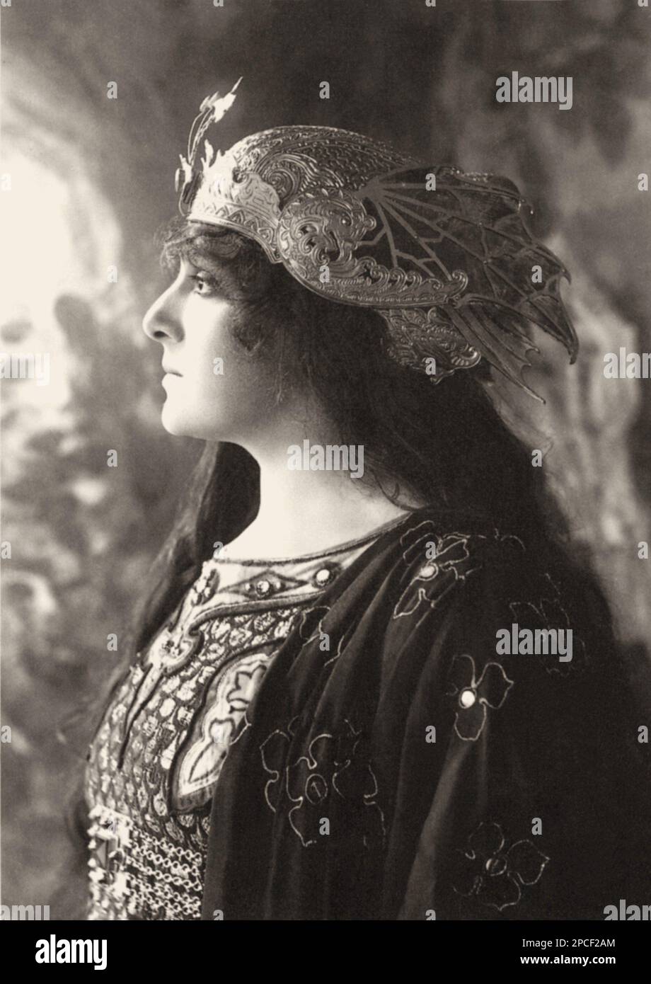 1909, Paris , FRANCE : The french Opera mezzo-soprano singer LUCY ...