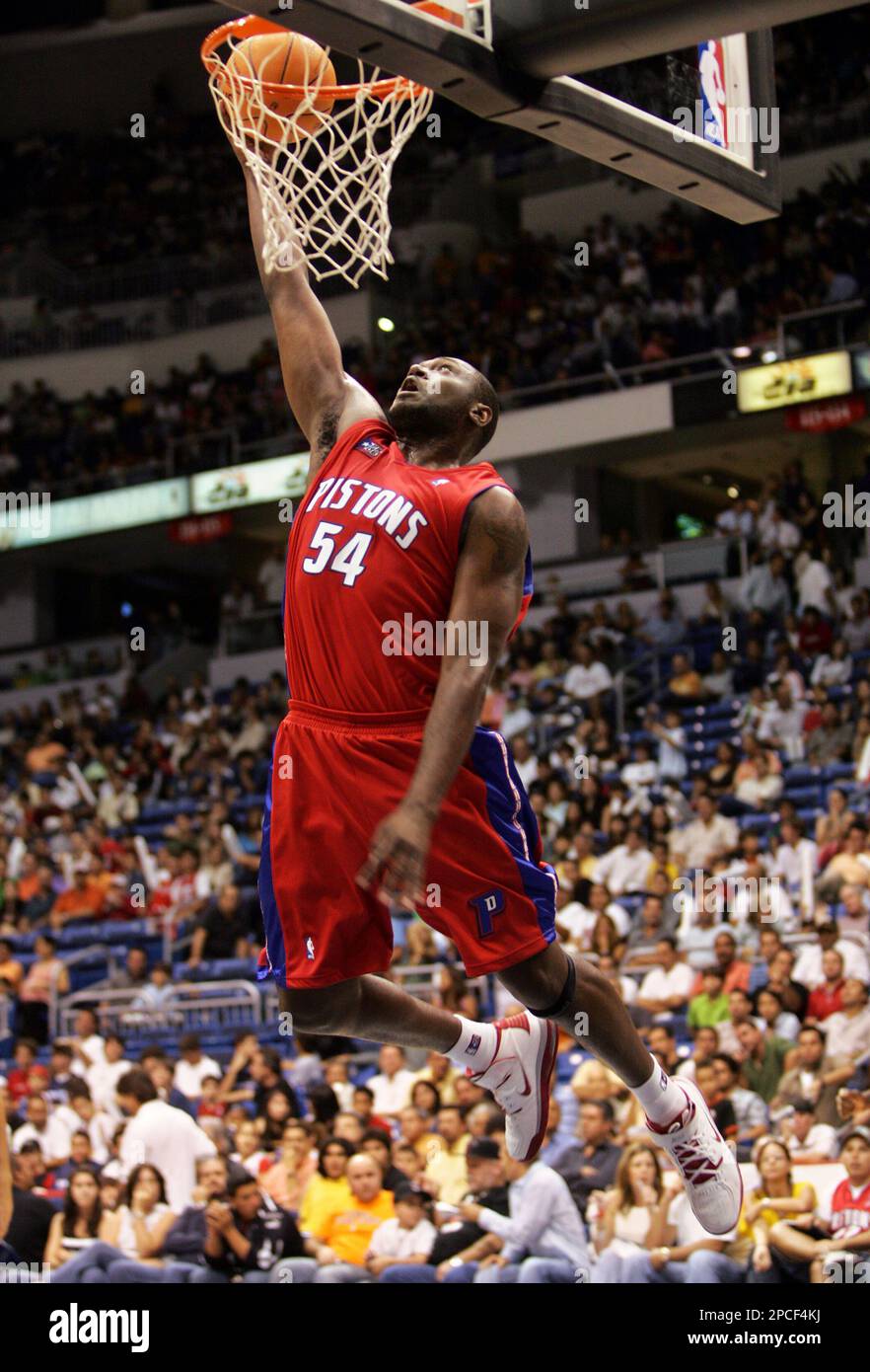 Detroit Pistons' Jason Maxiell makes a basket during the second half of ...