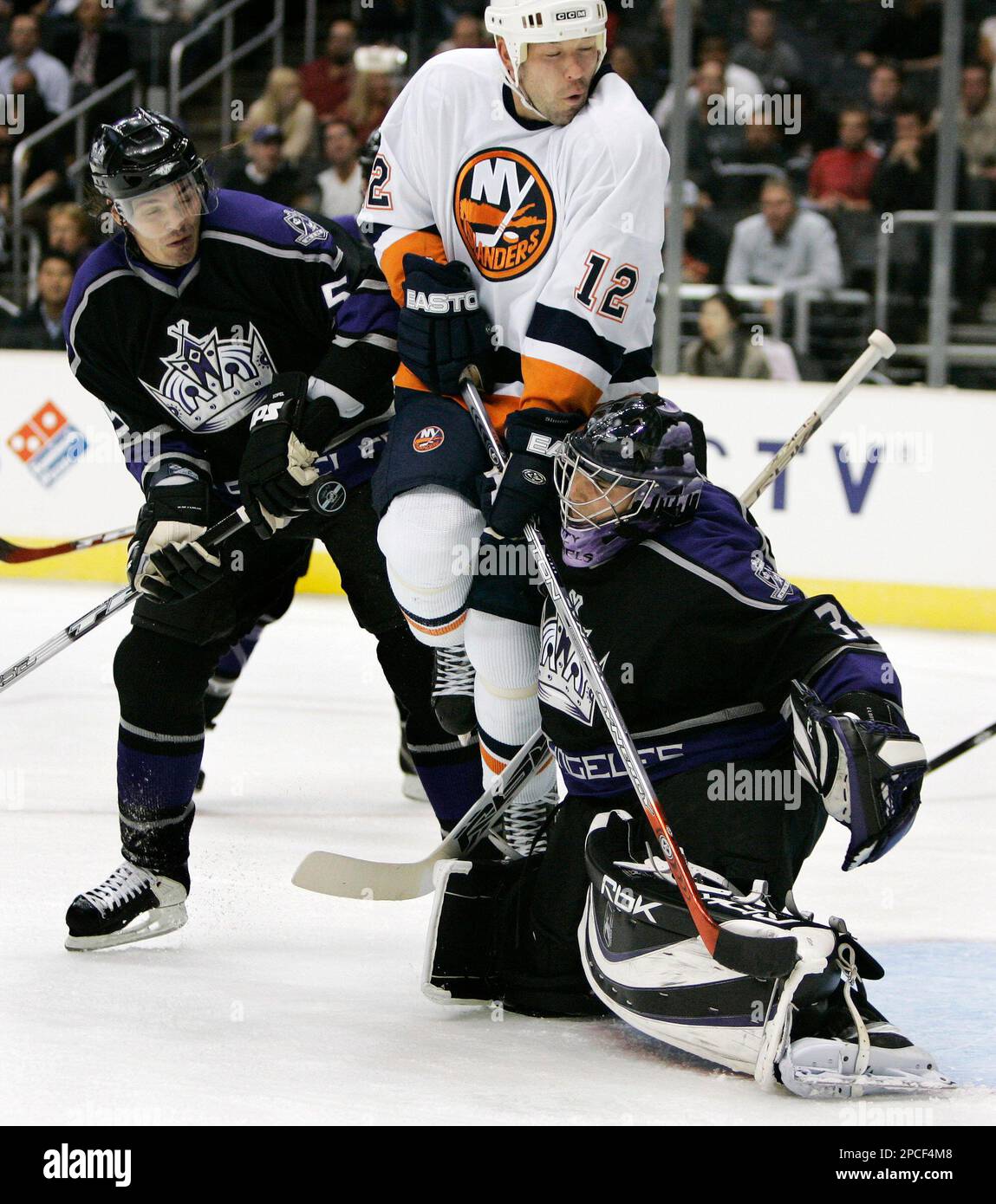 New York Islanders' Chris Simon, center, collides with Los Angeles ...