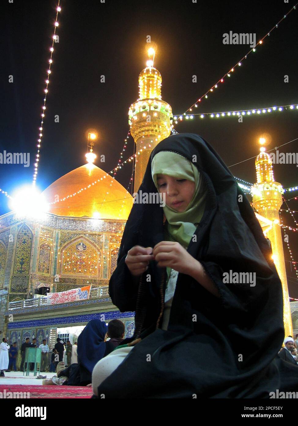 ** ADVANCE FOR SUNDAY OCT. 15 ** An Iraqi girl prays with prayer beads ...