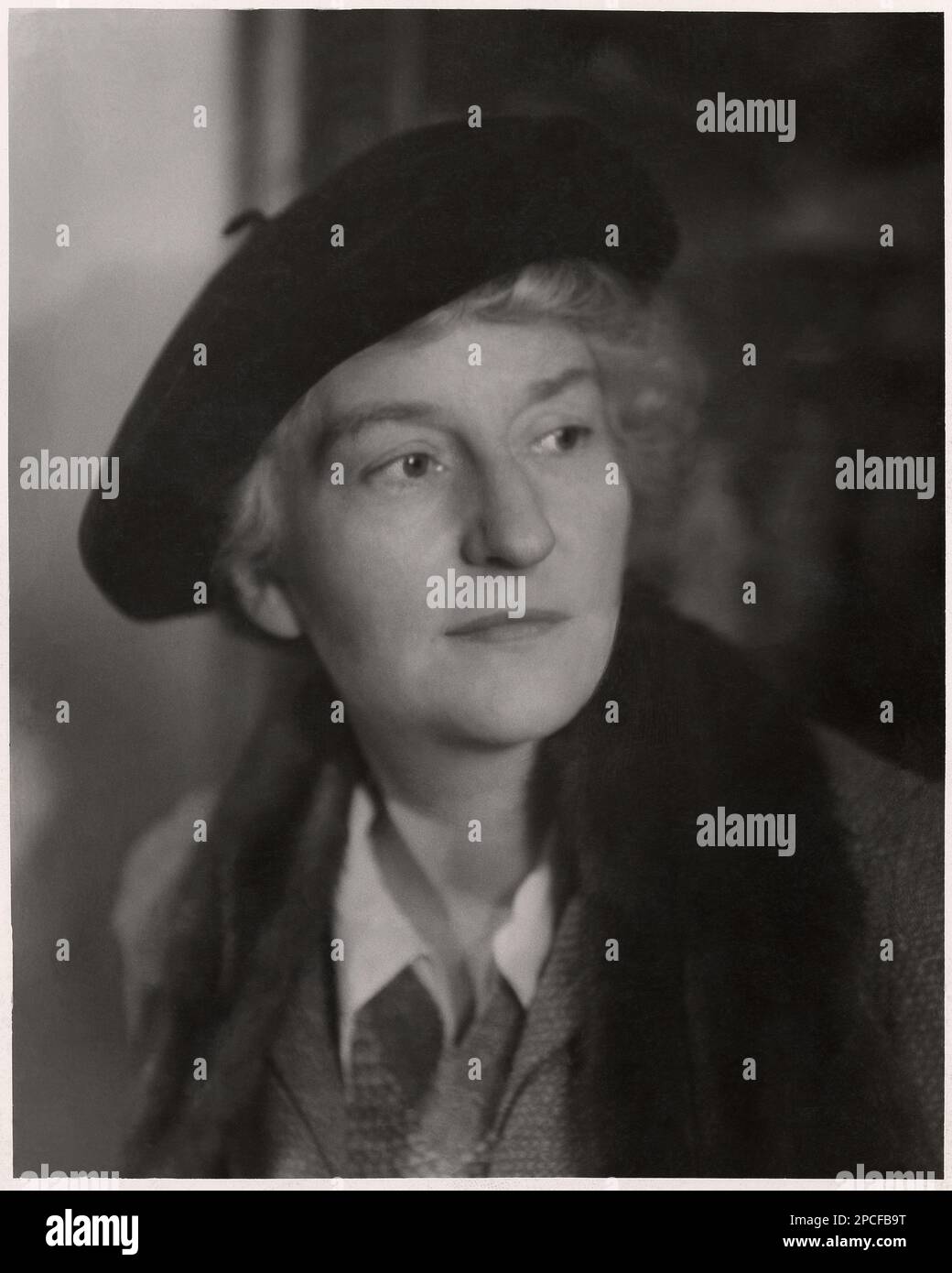 1925 ca , Paris , FRANCE : The american woman sculptor MALVINA HOFFMAN ...