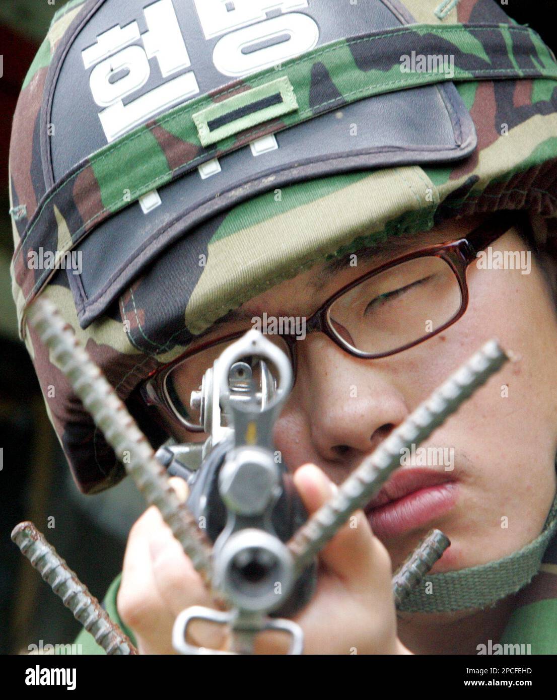 ** FILE **South Korean Army soldier aims his machine gun at the check ...