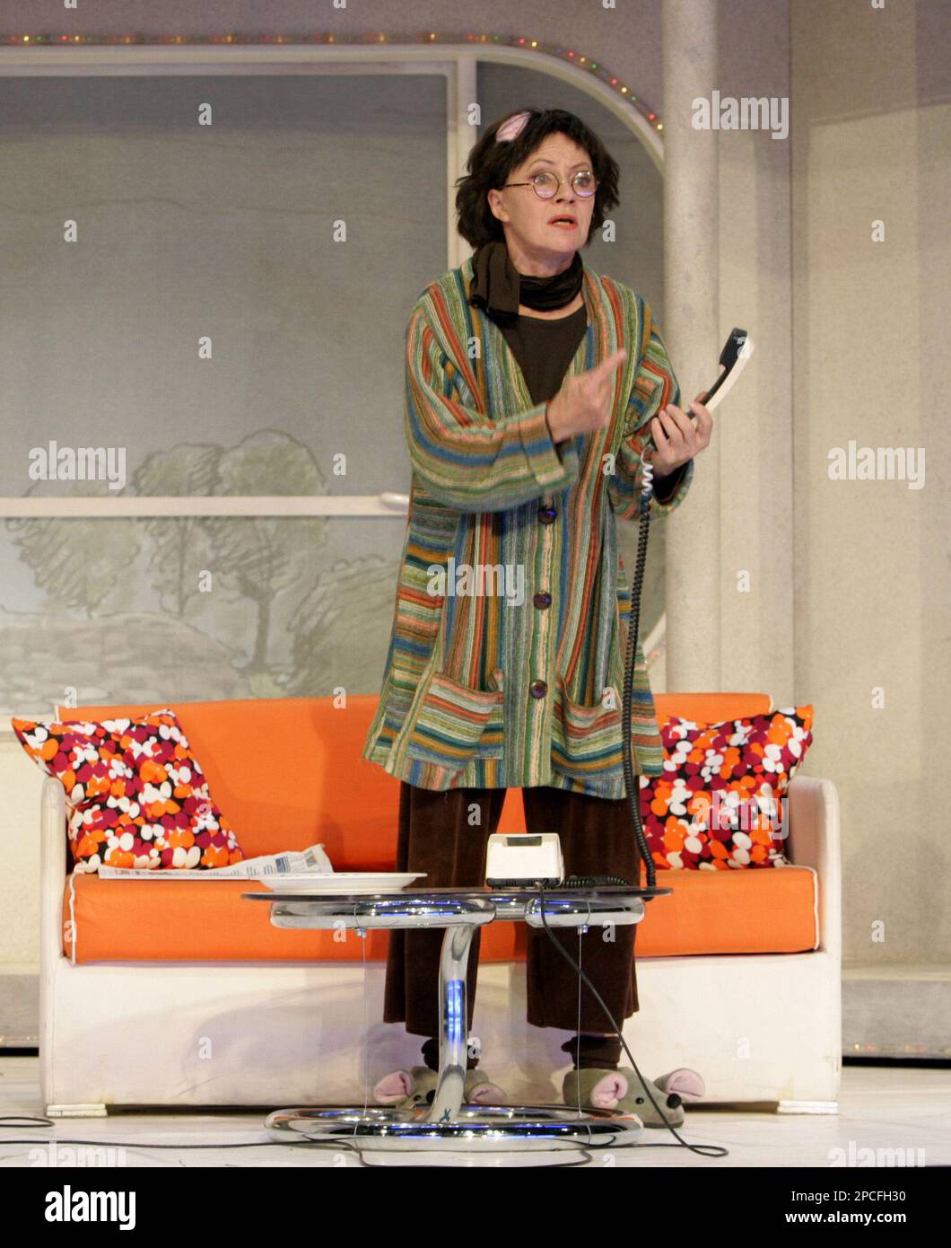 Maria Bill in der Rolle der Dottey Otley probt am Montag, 2. Okt. 2006 ...