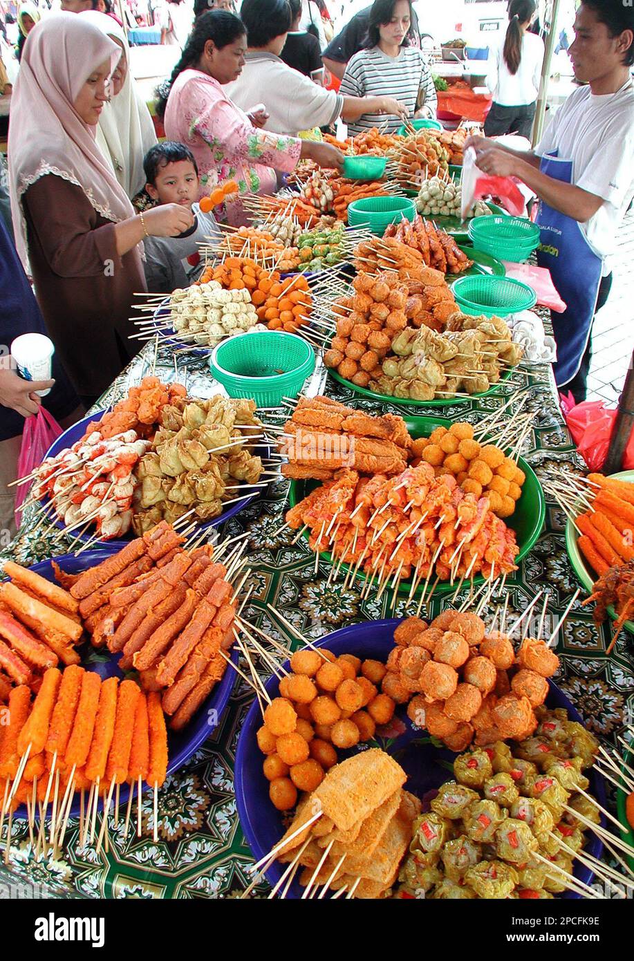 Malaysian Muslims select traditional dishes at a Ramadan Bazaar in ...