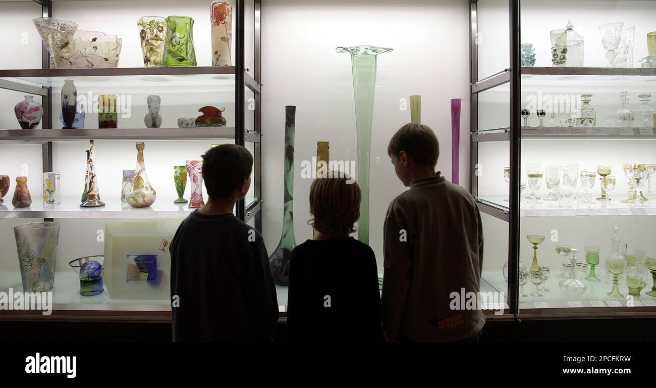 Drei Jungen betrachten die Vitrinen im neuen Glasmuseum Hentrich in ...