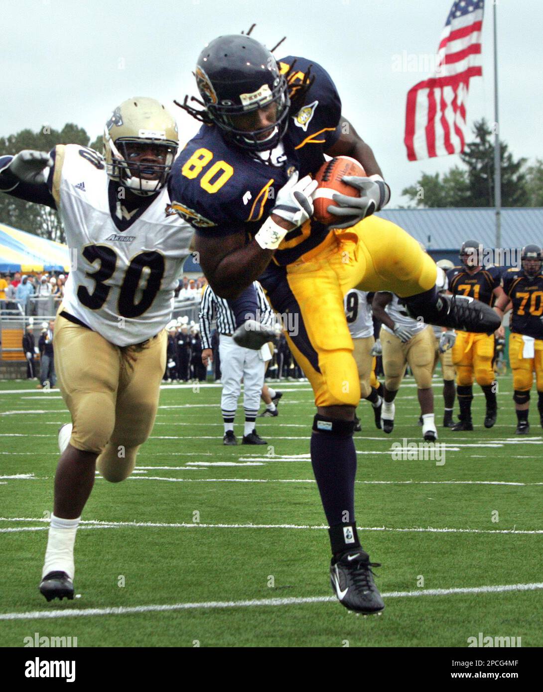 Kent State's Brian Bell pulls in a second-quarter touchdown pass ...
