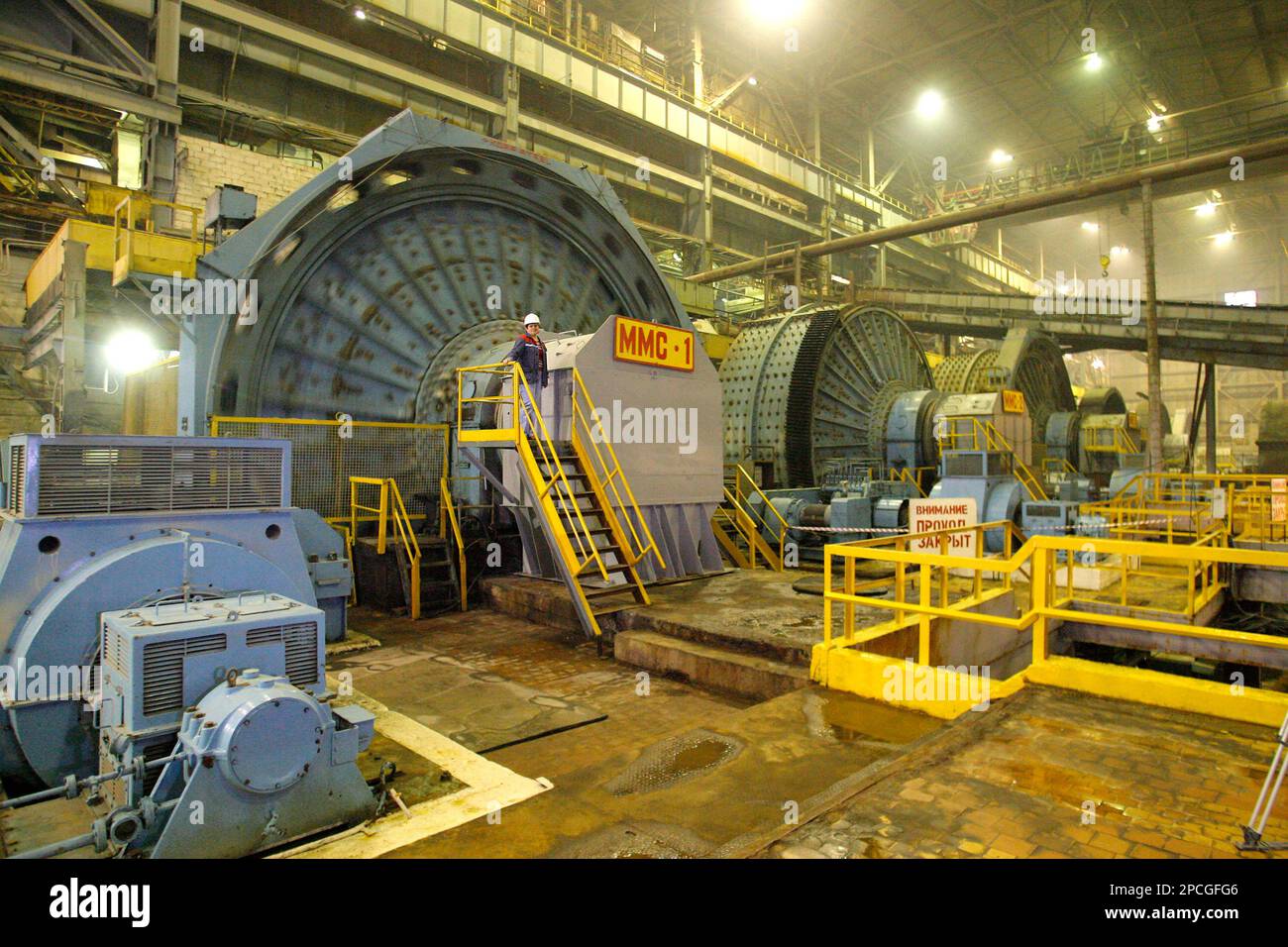 Workers at diamond processing plant monitor how kimberlite rocks are ...