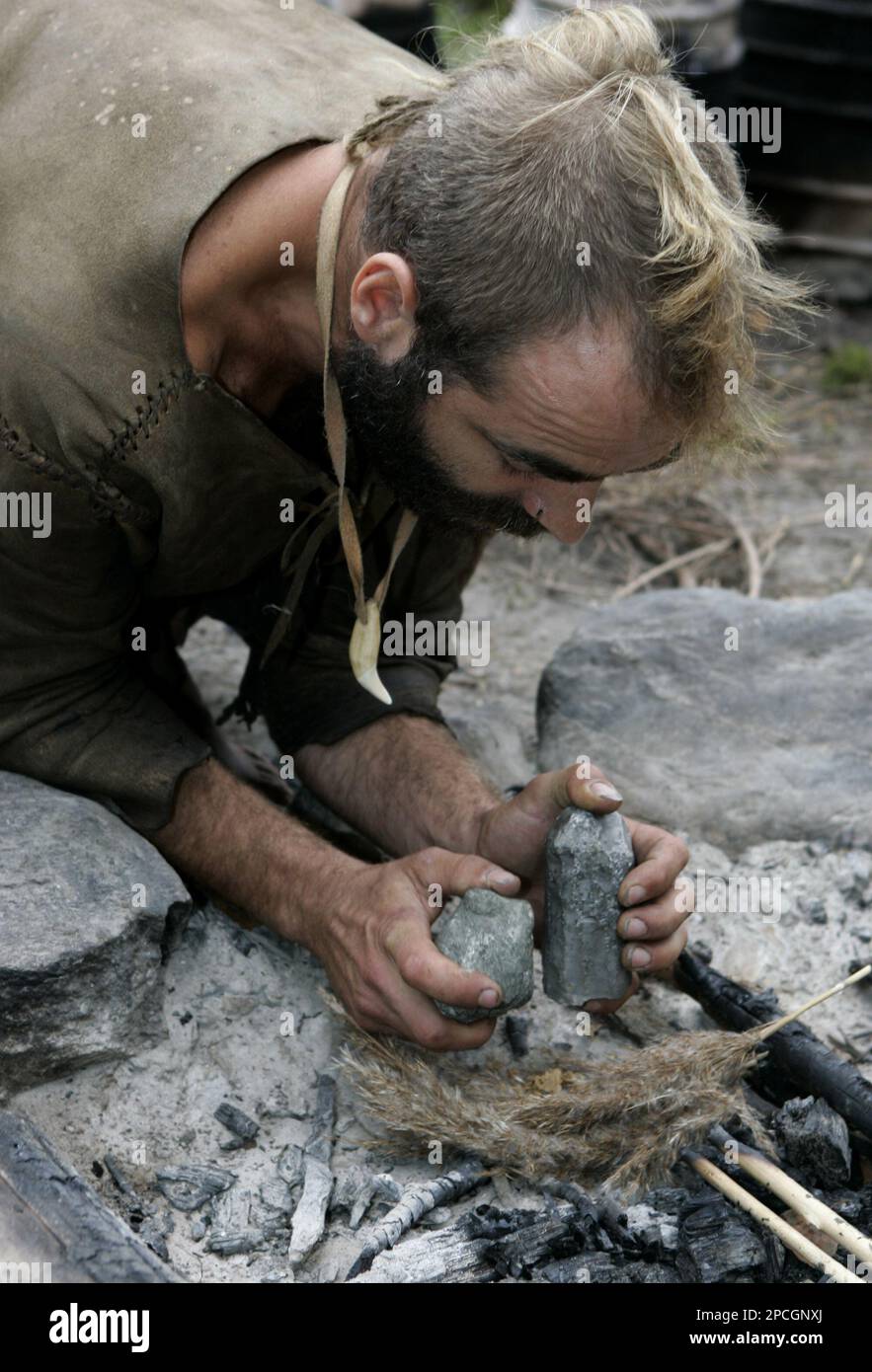 Olli, 40 Jahre alter Steinzeit-Darsteller schlaegt mit Feuersteinen ...
