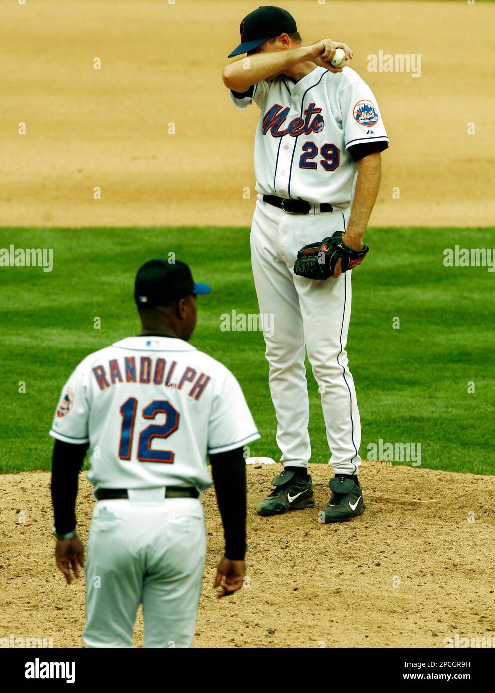 New York Mets manager Willie Randolph, (12), left, walks to the mound ...