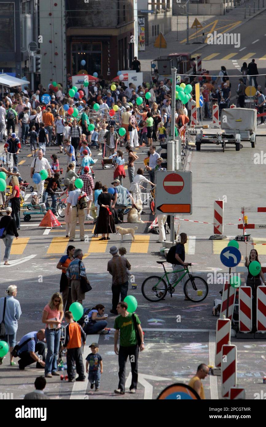 Menschen vergnuegen sich am autofreien Sonntag im Zentrum von Zuerich ...