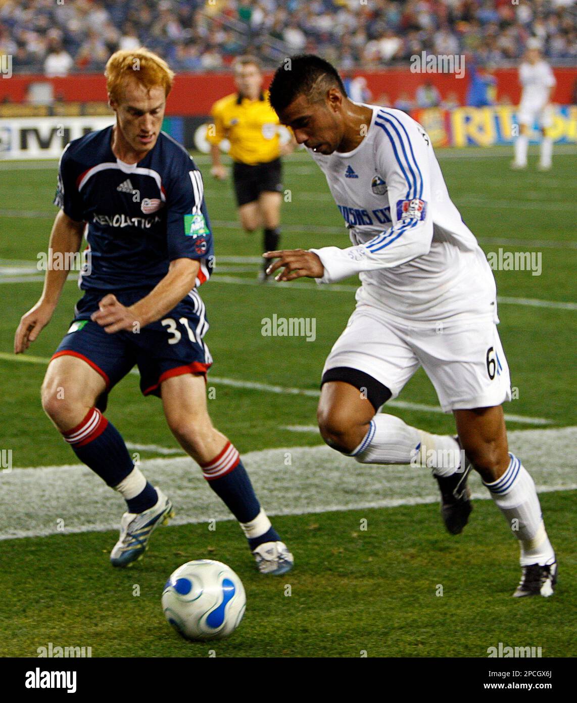 New England Revolution midfielder Jeff Larentowicz (31) battles for the ...