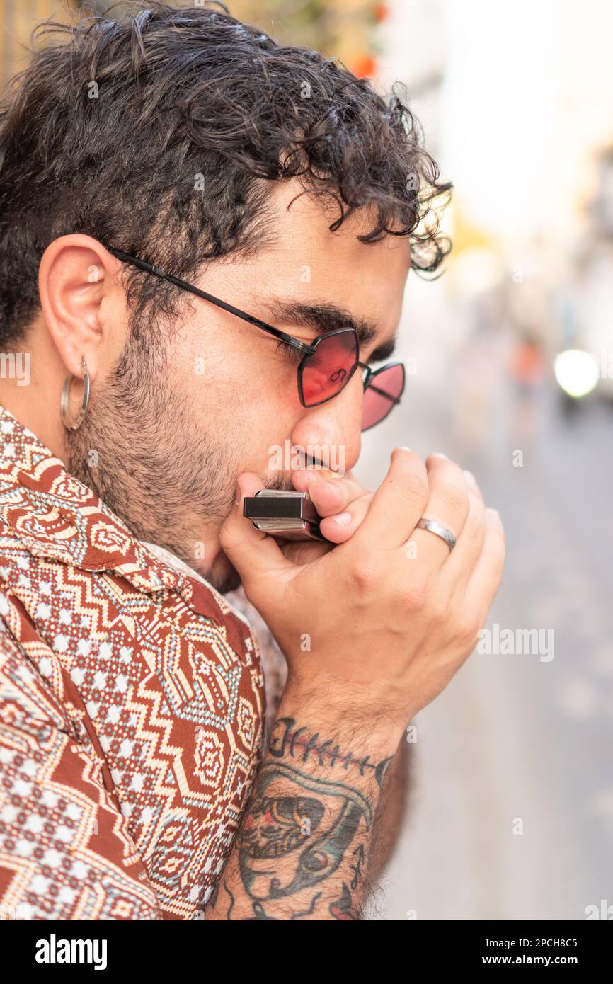 Harmonica artist hi-res stock photography and images - Alamy