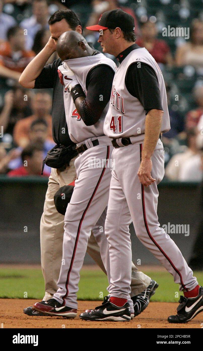 Cincinnati Reds manager Jerry Narron, right, walks second baseman ...