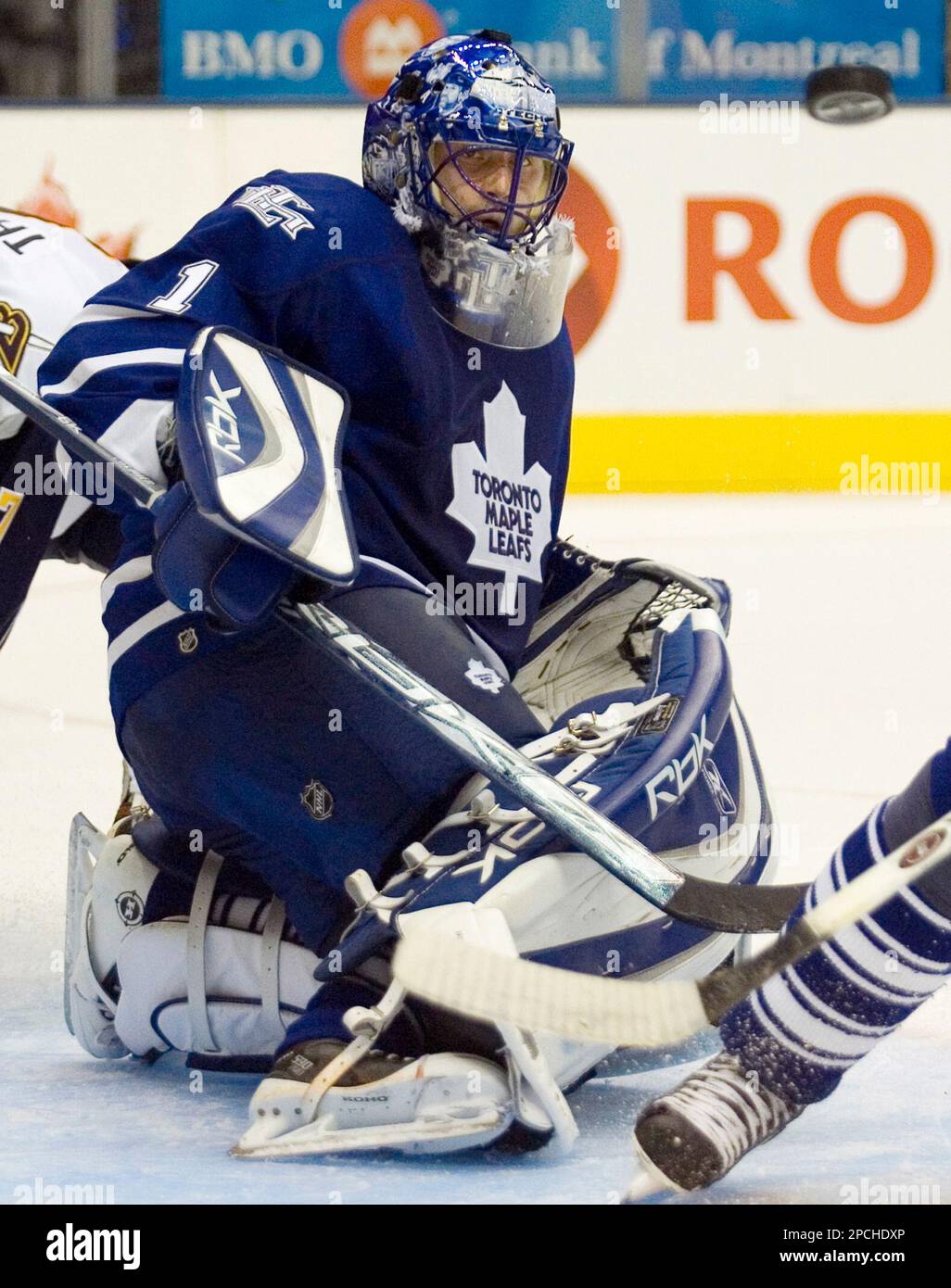 Toronto Maple Leafs goaltender Andrew Raycroft eyes the puck after a ...