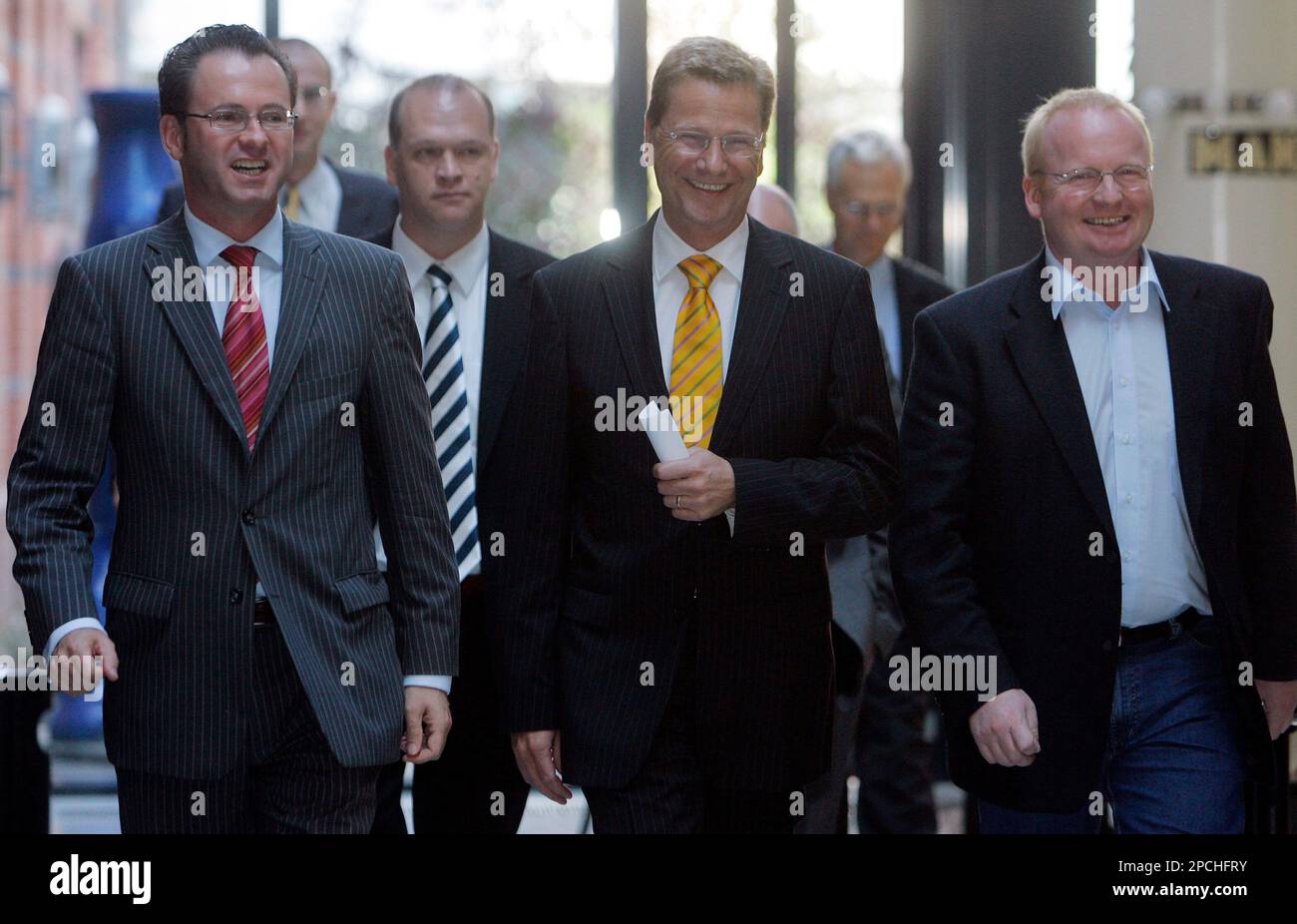 Der FDP-Parteivorsitzende Guido Westerwelle, Mitte, der Berliner FDP ...