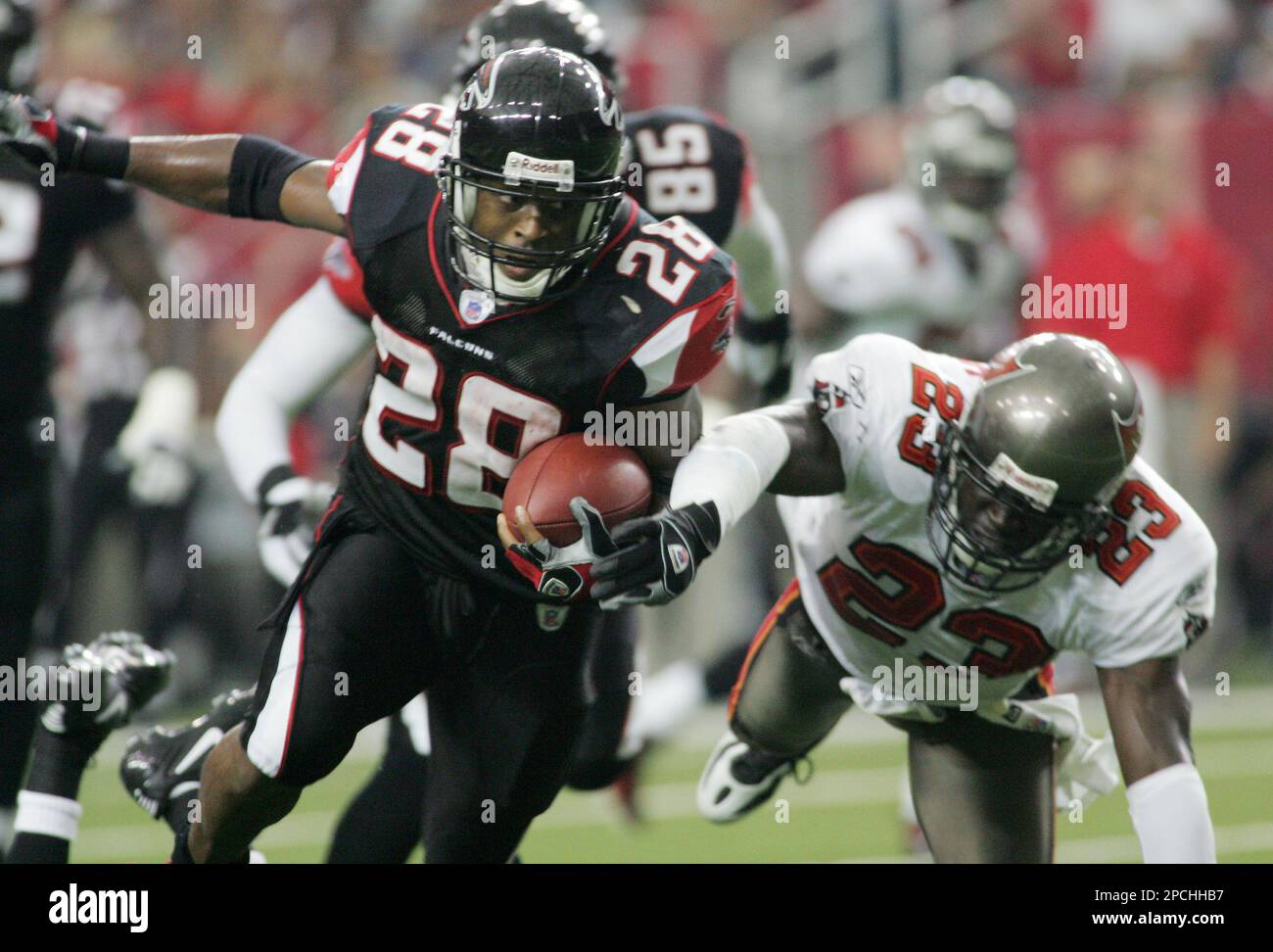 Atlanta Falcons running back Warrick Dunn (28) picks up first half ...