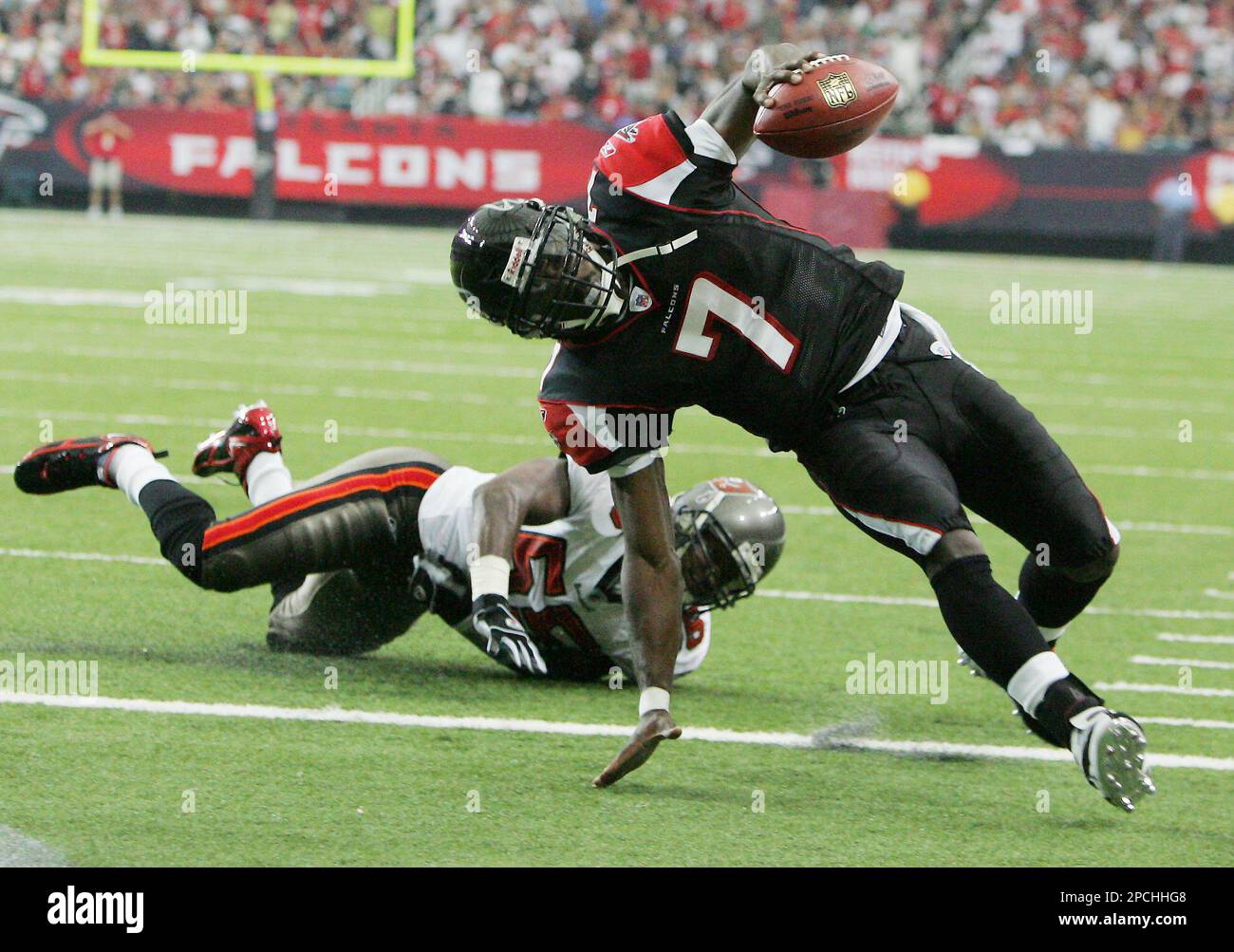 Atlanta Falcons quarterback Michael Vick gets past Tampa Bay Buccaneers ...