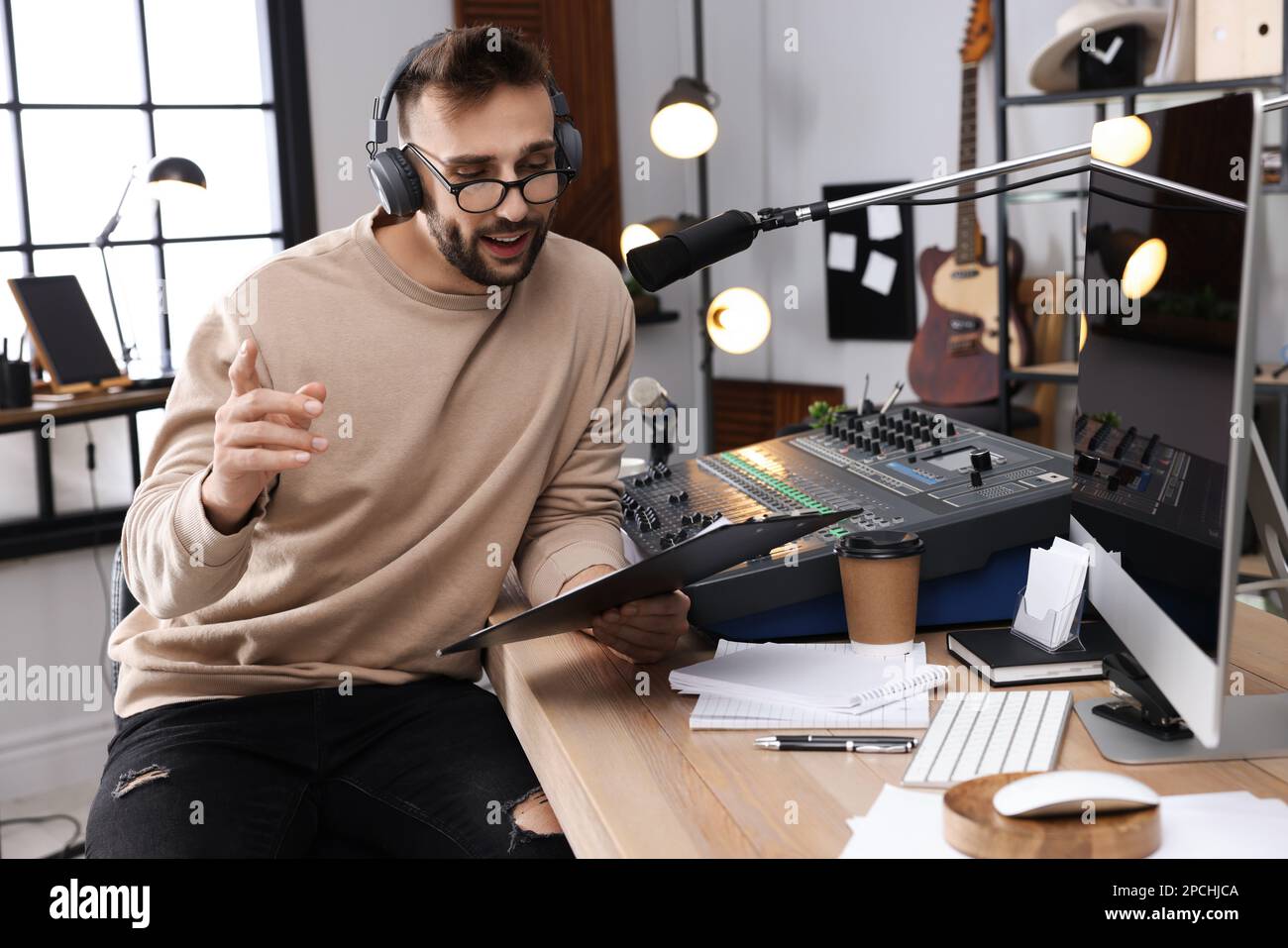 Male radio presenter working hi-res stock photography and images - Alamy