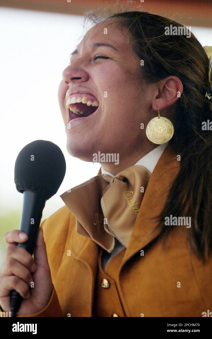Sasha Chavez sings as she performs with the group Mariachi Zapata on ...