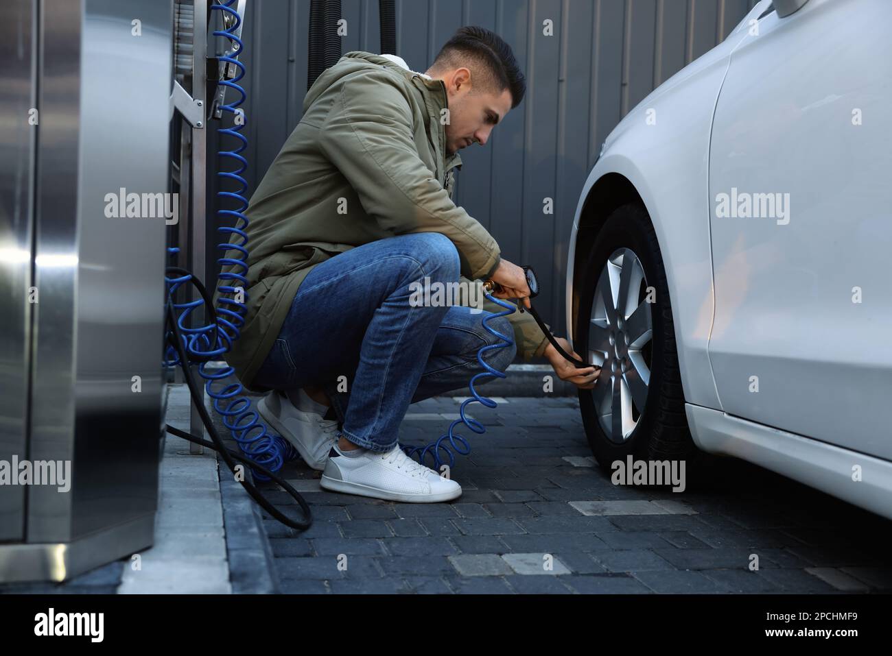 Inflating tire hi-res stock photography and images - Alamy