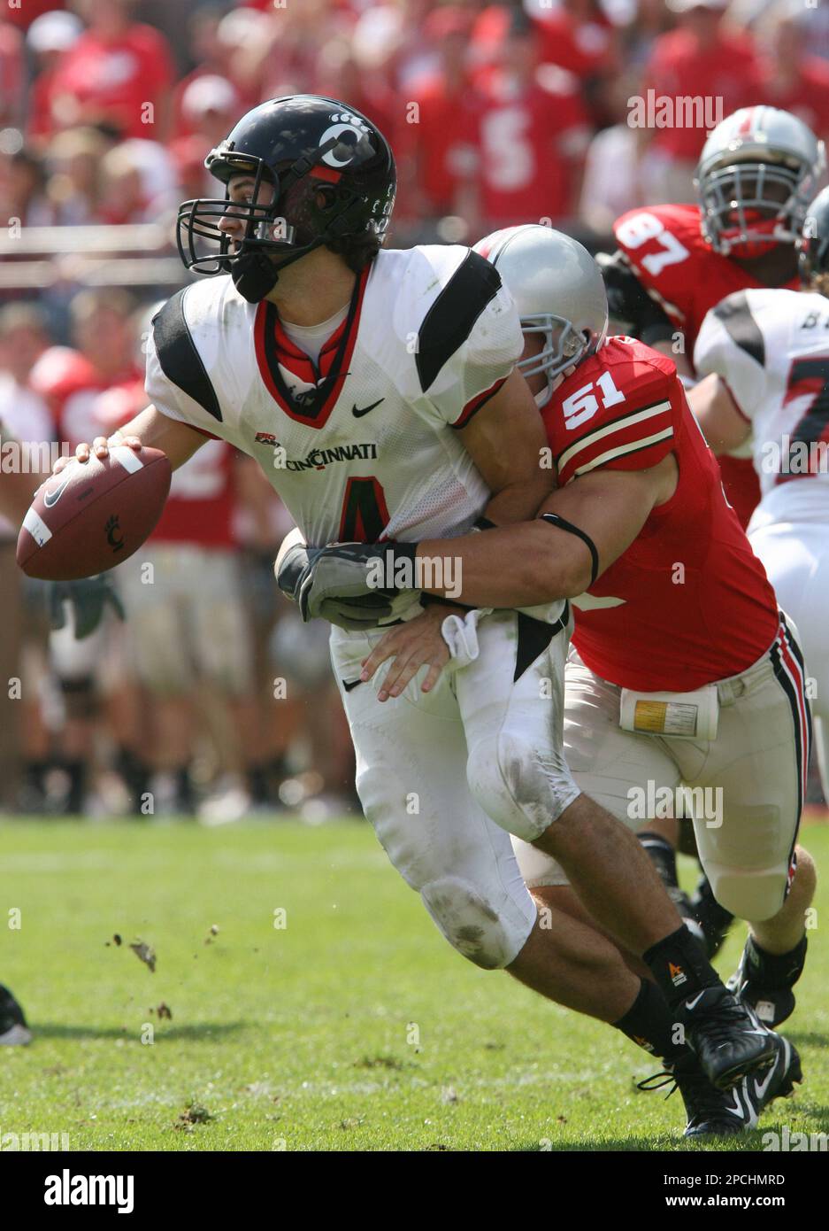 Ohio State linebacker Ross Homan (51) sacks Cincinnati quarterback ...