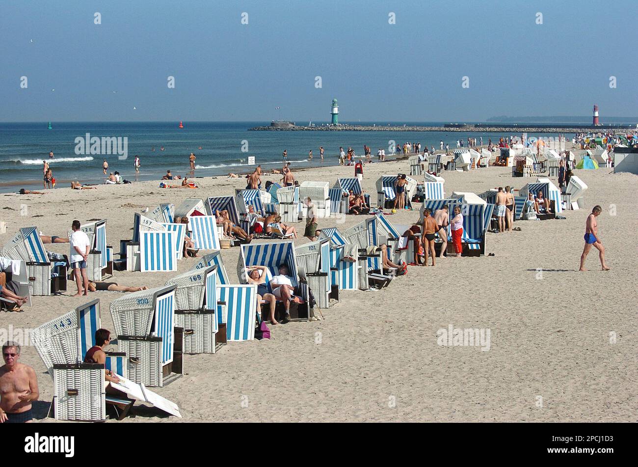 Am Strand von Warnemuende kommen Donnerstag, 14. Sept 2006, bei ...