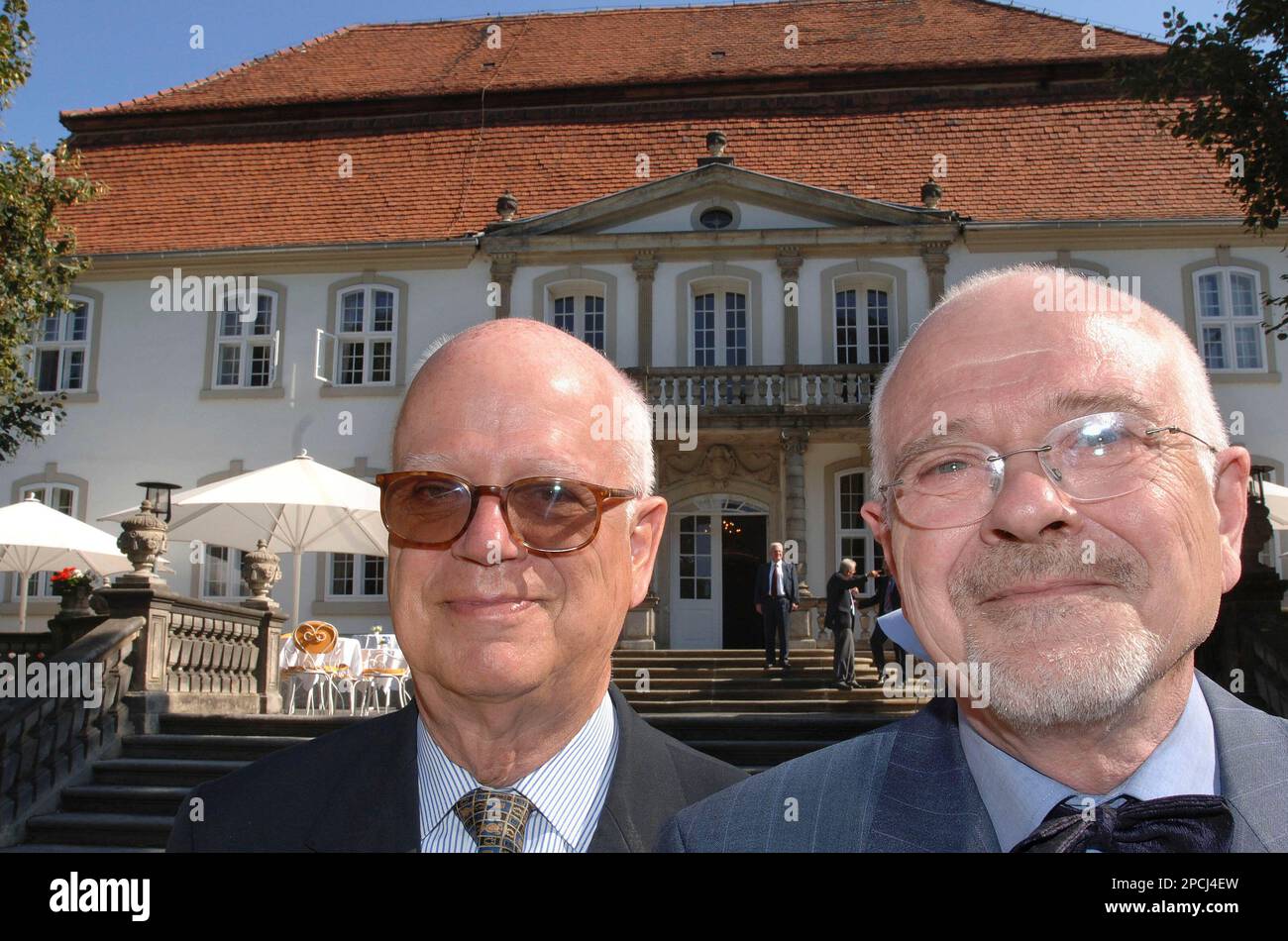 Clemens von Arnim, links, und Wolf-Herman von Arnim, die Soehne des ...