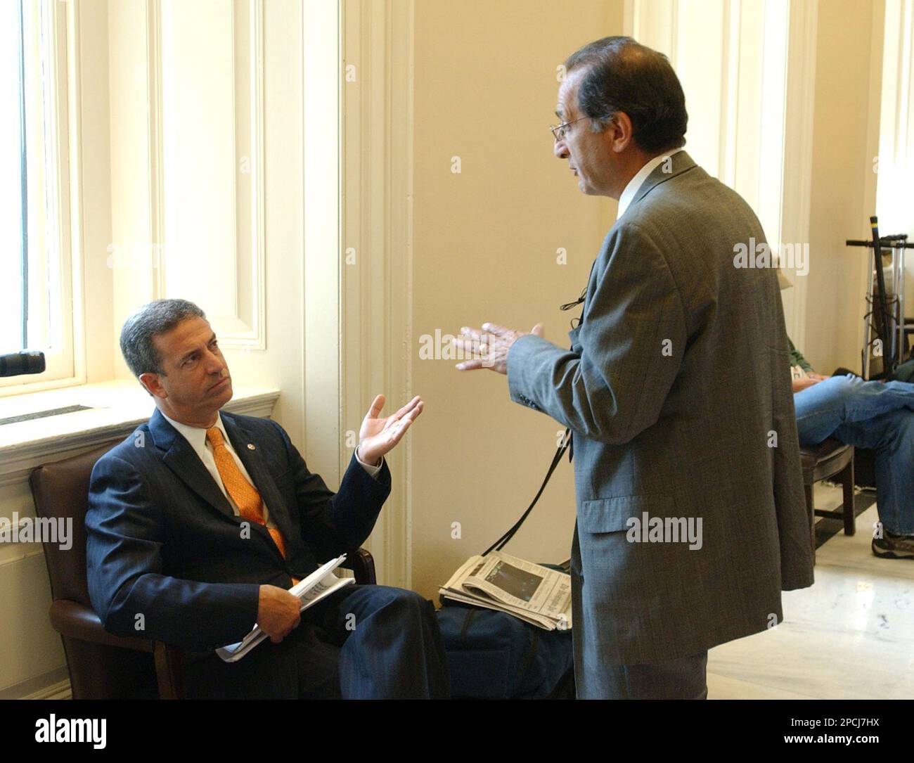 Sen. Russ Feingold, D-Wis., left, meets with Arab American Institute ...