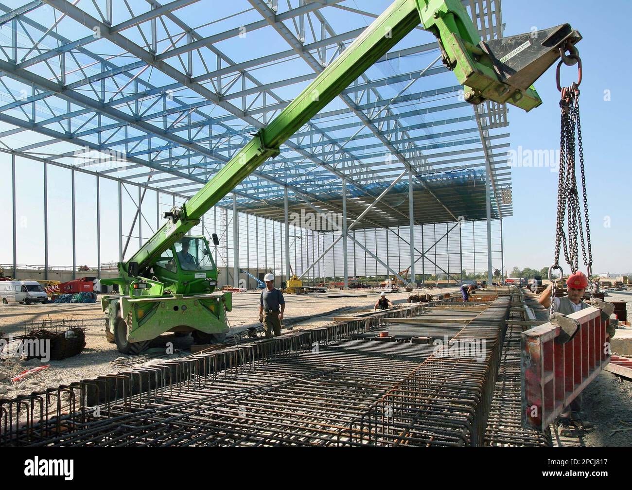 Arbeiter bereiten am Dienstag, 12. Sept. 2006, am Flughafen Leipzig ...