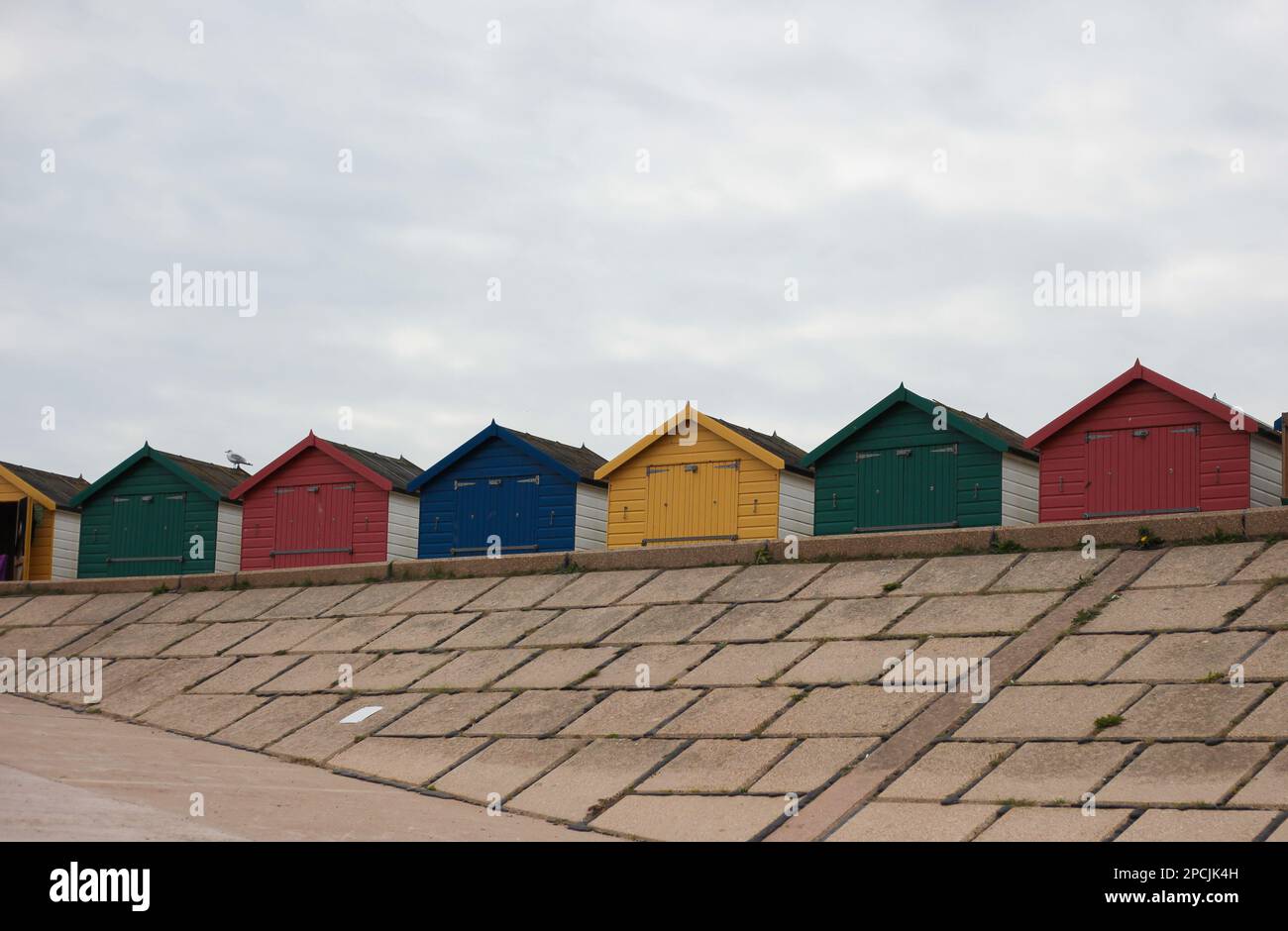 Traditional british beach huts uk hi-res stock photography and images ...
