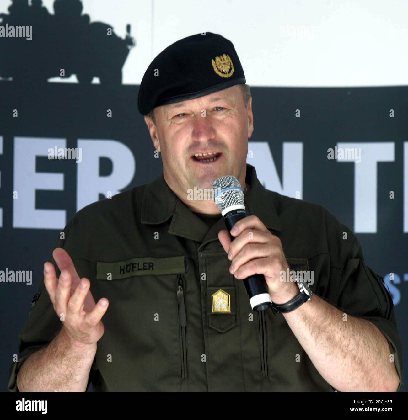 Generalleutnant Guenter Hoefler, Kommandant der Streitkraefte, spricht ...