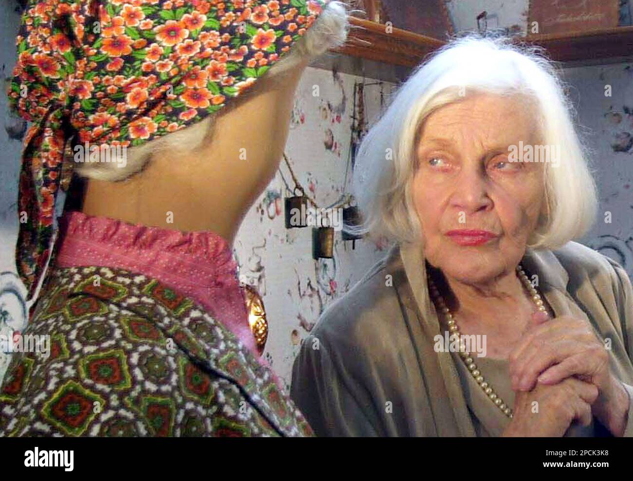 ** WIEDERHOLUNG MIT ANDEREM AUSSCHNITT - ARCHIV ** In der Kueche von Else Kling aus der ...