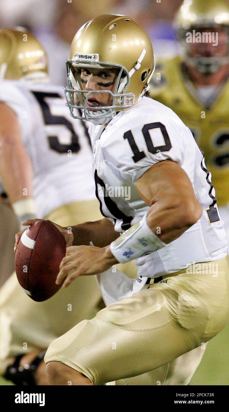 Notre Dame quarterback Brady Quinn (10) eyes a receiver in the first ...