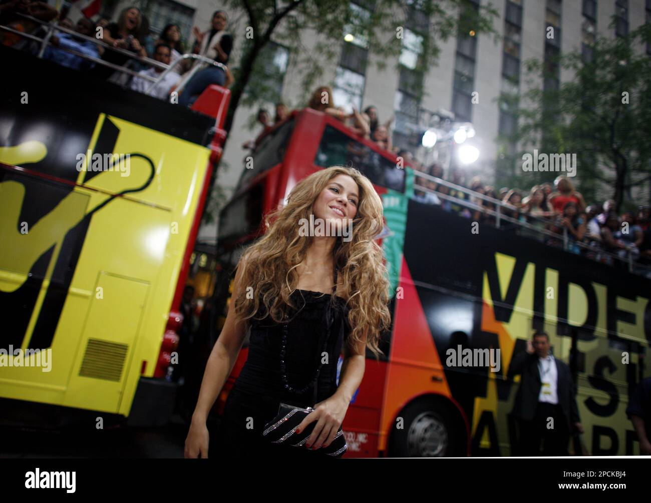 Shakira arrives at the 2006 MTV Video Music Awards in New York, on ...