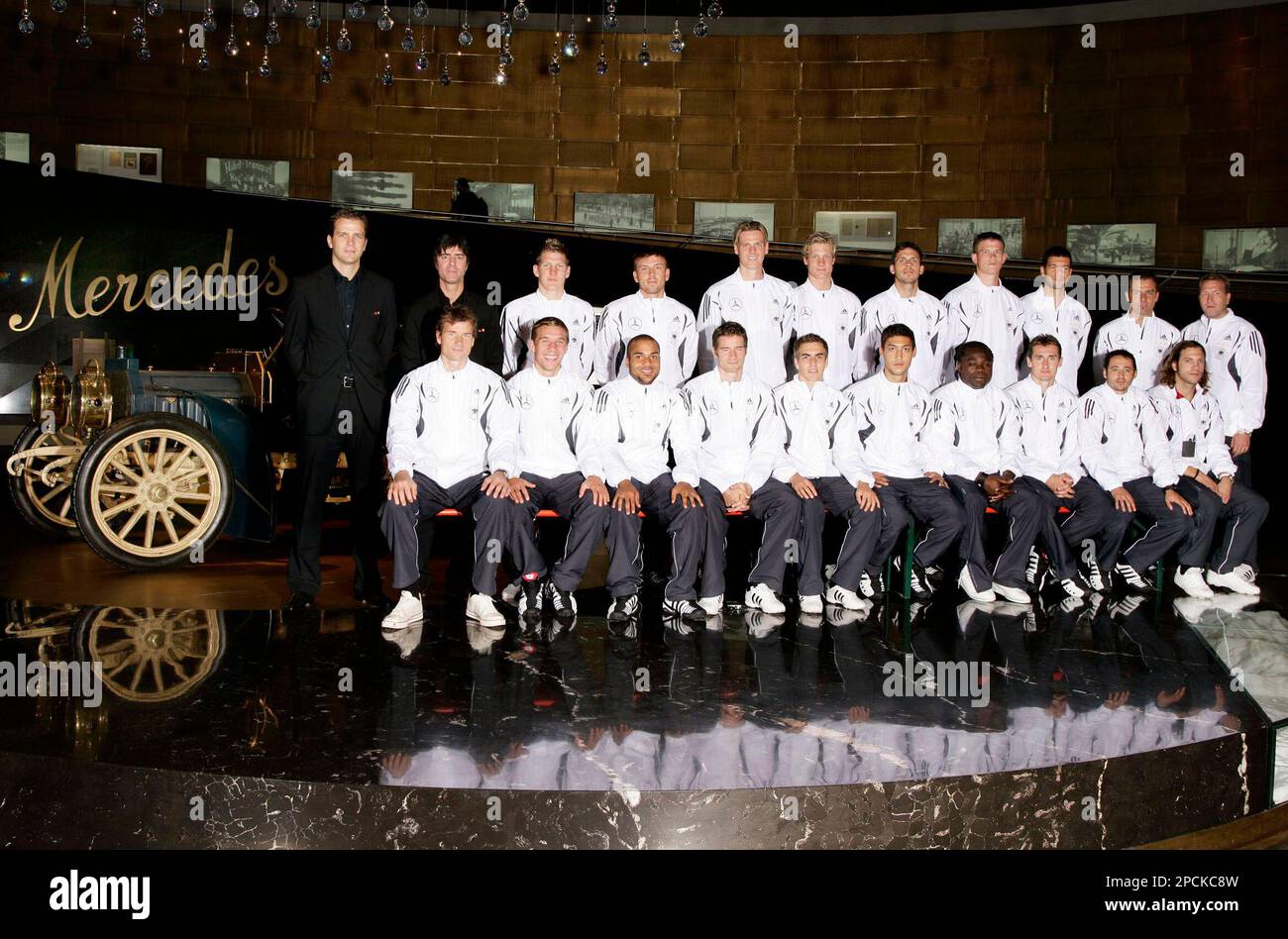 Die deutsche Fussballnationalelf posiert am Freitag, 1. September 2006 ...