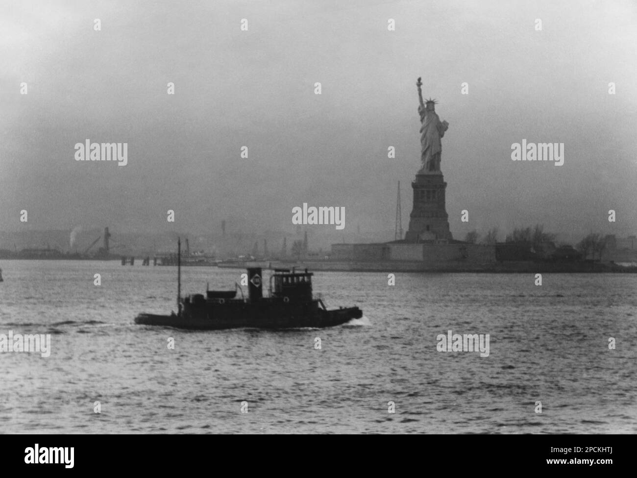 1941, New York , USA : Statue of Liberty seen from the S.S. Coamo ...