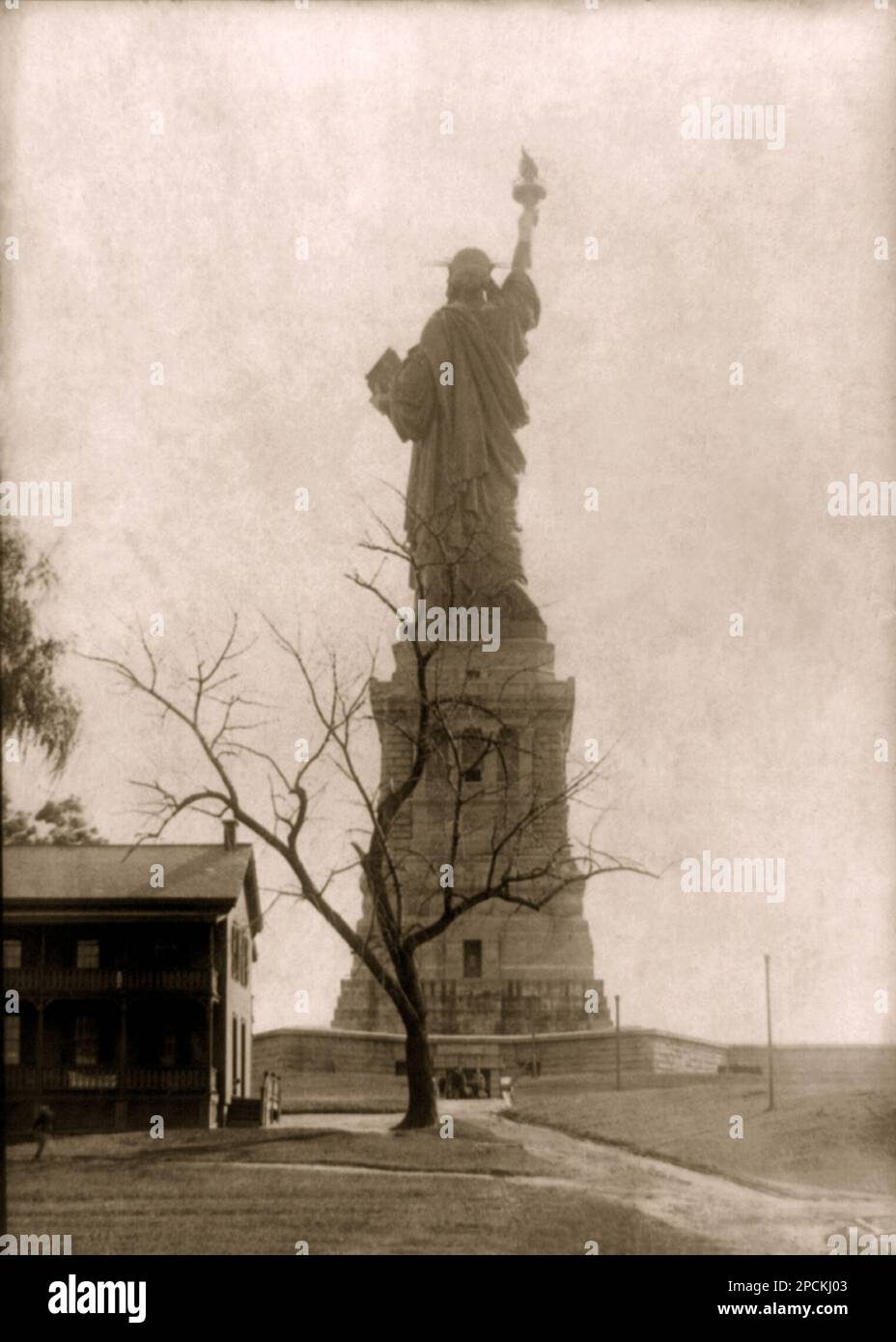 1891, New York , USA : Statue of Liberty seen from the North side ...