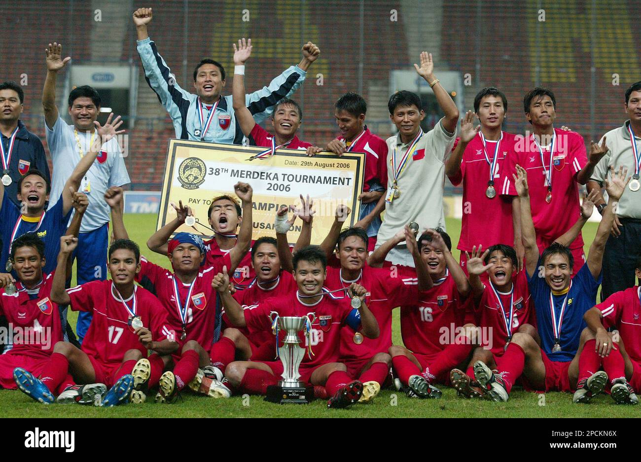 Myanmar's players celebrates with their trophy after beating Indonesia ...